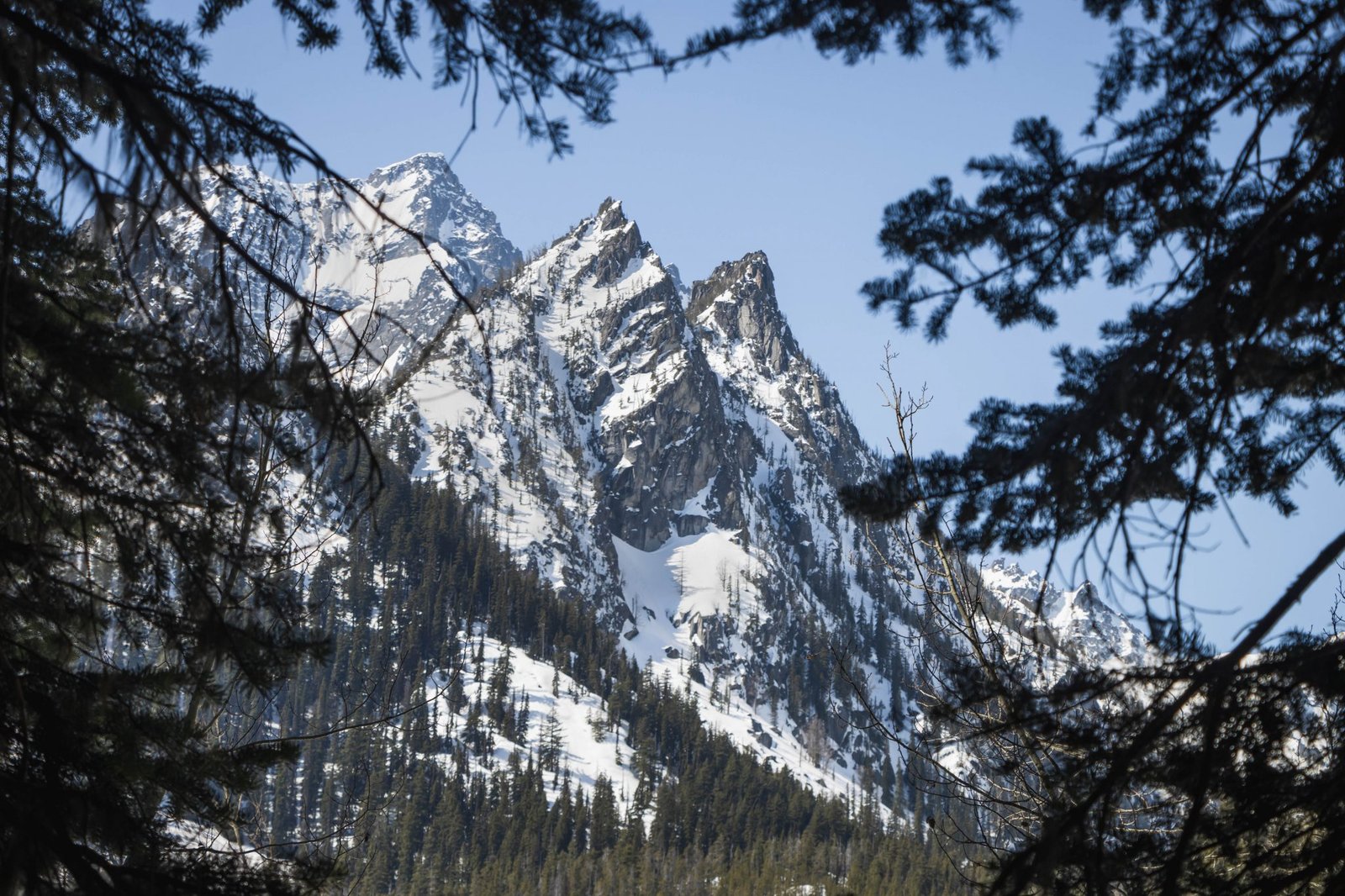 Mountaineer Ridge by Mount Stuart in The Enchantments / 登山者脊