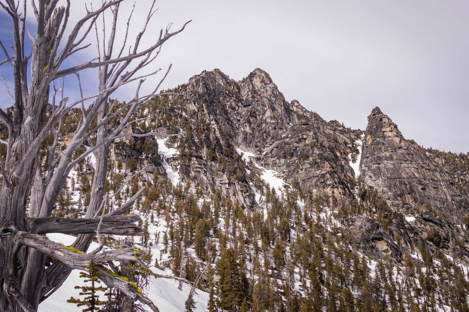 Three Musketeers Ridge in Enchantments via Snow Lakes Trail / 三劍客脊