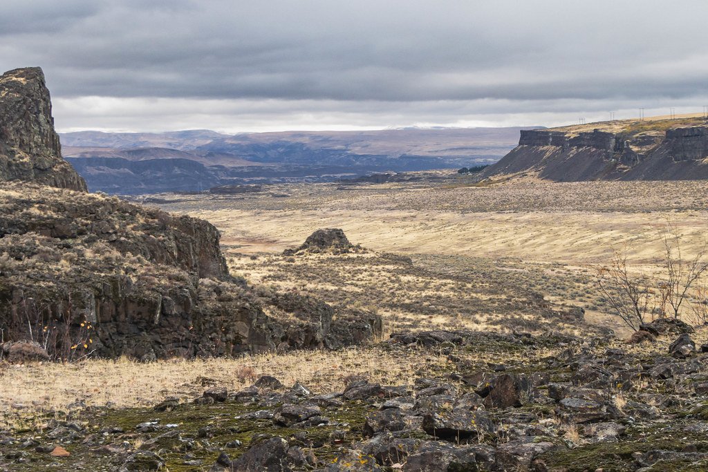 Potholes Coulee by Columbia River via Dusty Lake / 壺穴深谷